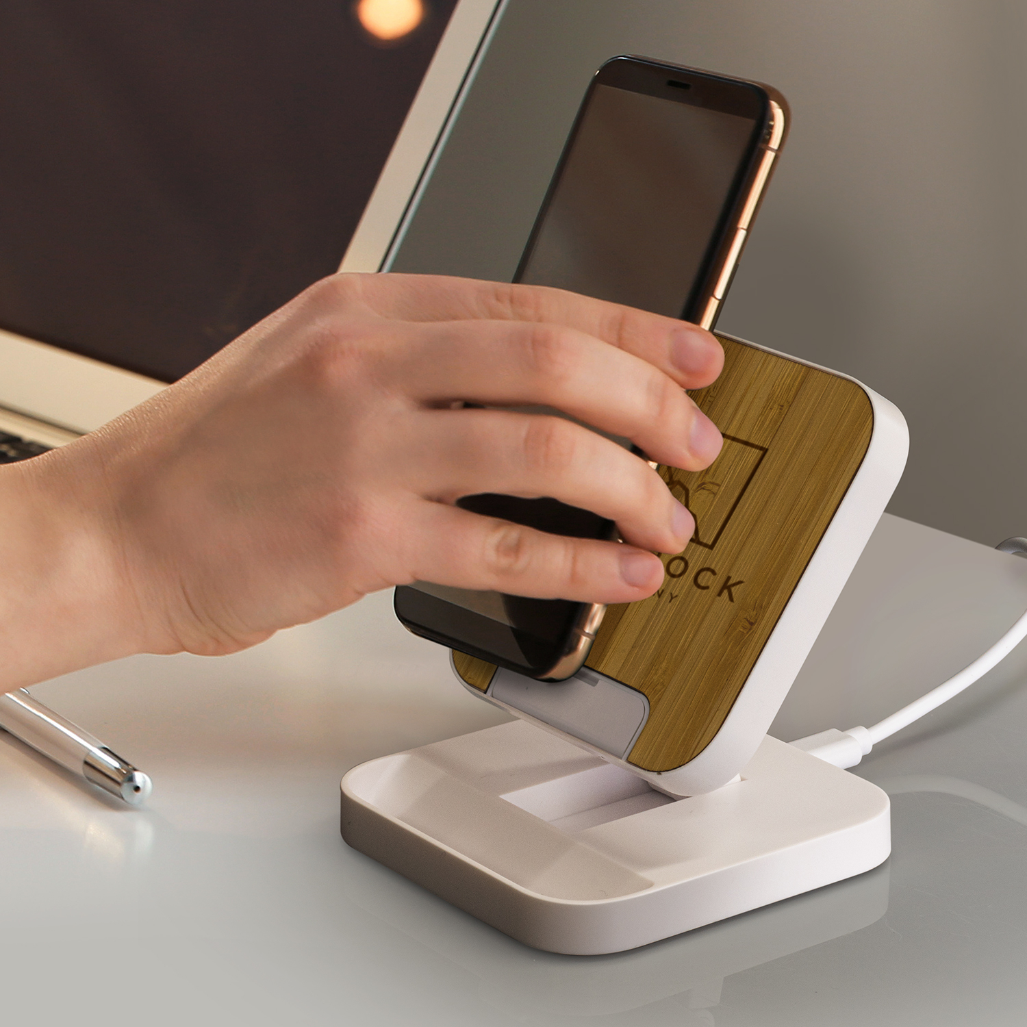 TRENDS | Flex Wireless Fast Charging Stand