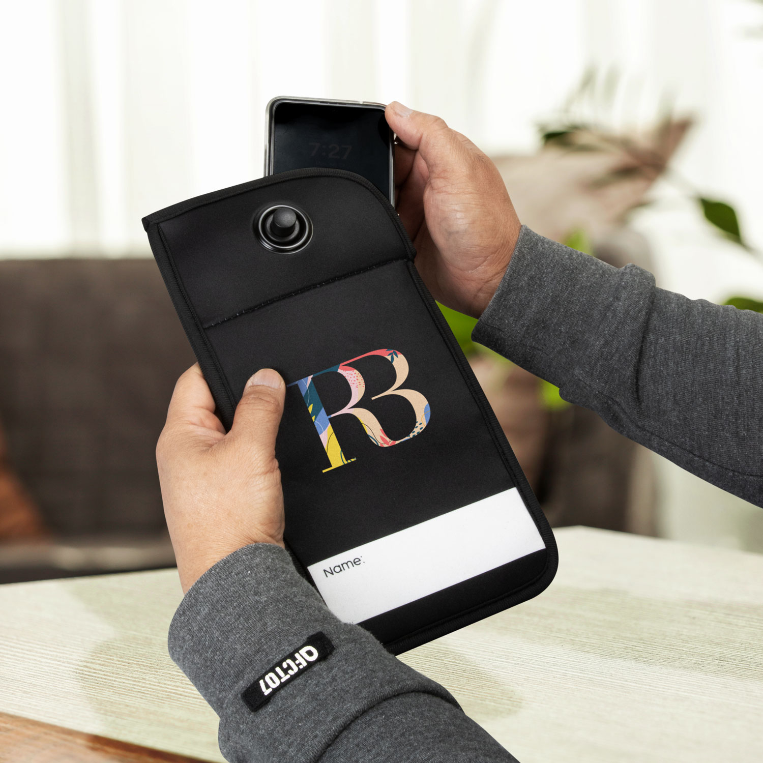 TRENDS | PhoneLocker Lockable Phone Pouch